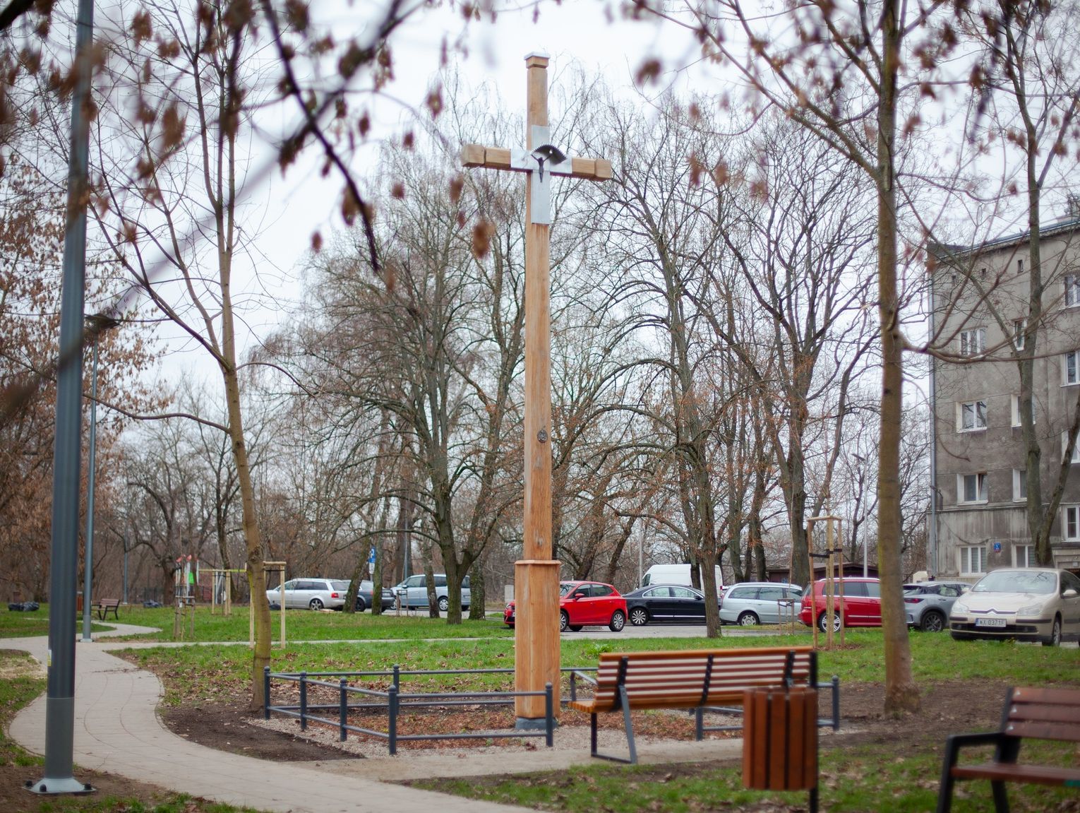 Drewniany krzyż znów na swoim miejscu. Symbol lokalnej wspólnoty wrócił ...