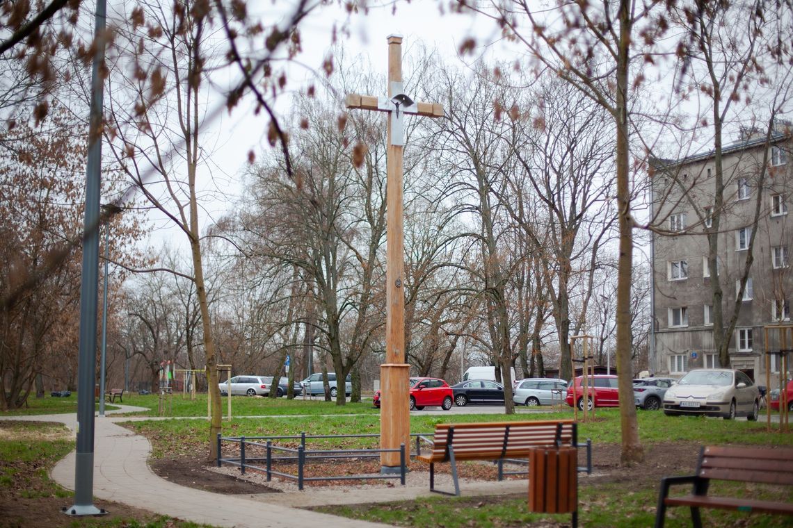 Drewniany krzyż znów na swoim miejscu. Symbol lokalnej wspólnoty wrócił ...